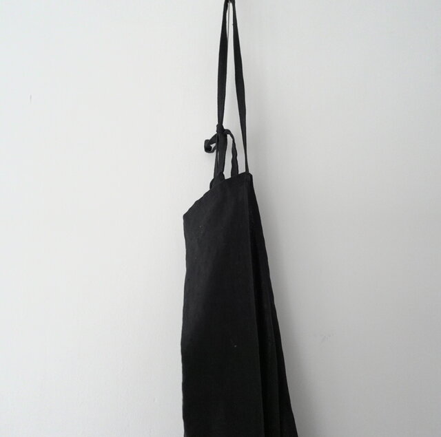 リネンエプロン- black | iichi 日々の暮らしを心地よくするハンドメイドやアンティークのマーケットプレイス