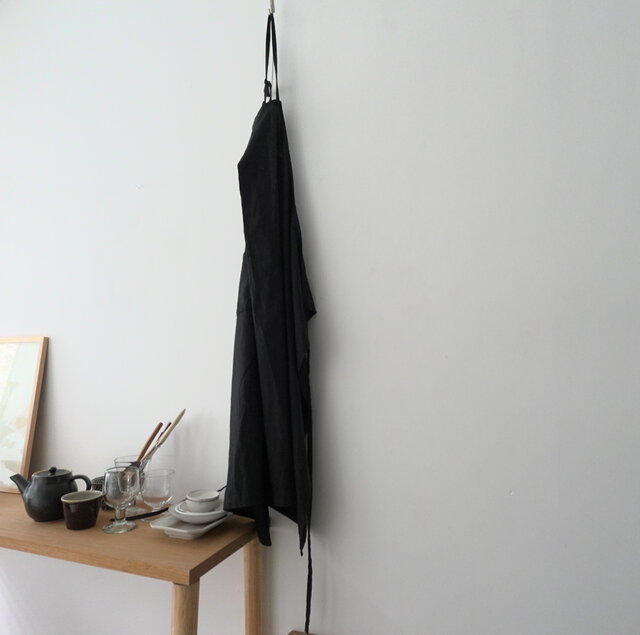 リネンエプロン- black | iichi 日々の暮らしを心地よくするハンドメイドやアンティークのマーケットプレイス