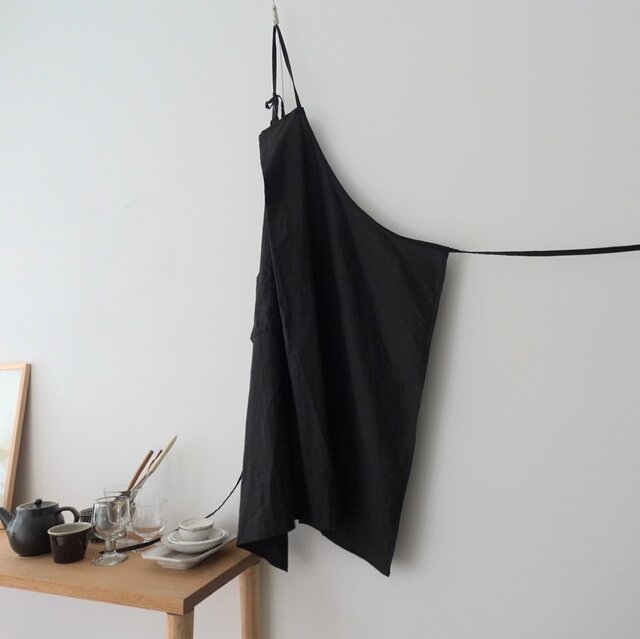 リネンエプロン- black | iichi 日々の暮らしを心地よくするハンドメイドやアンティークのマーケットプレイス