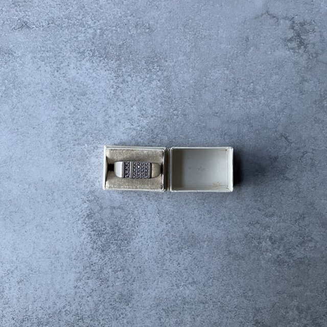 【103】洗練と意志 – ホワイトストーンのヴィンテージリング | iichi 日々の暮らしを心地よくするハンドメイドやアンティークのマーケットプレイス