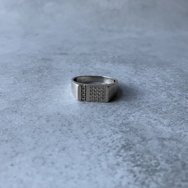 【103】洗練と意志 – ホワイトストーンのヴィンテージリング | iichi 日々の暮らしを心地よくするハンドメイドやアンティークのマーケットプレイス