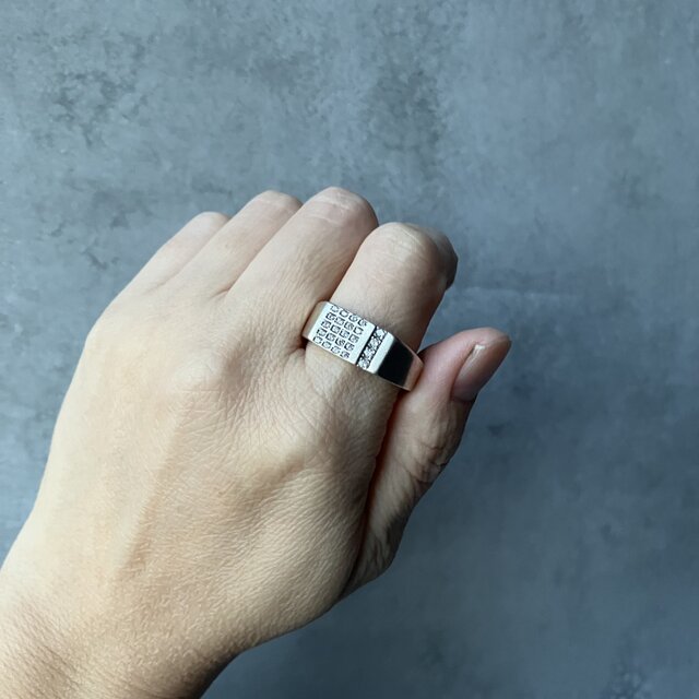 【103】洗練と意志 – ホワイトストーンのヴィンテージリング | iichi 日々の暮らしを心地よくするハンドメイドやアンティークのマーケットプレイス