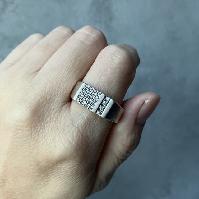 【103】洗練と意志 – ホワイトストーンのヴィンテージリング | iichi 日々の暮らしを心地よくするハンドメイドやアンティークのマーケットプレイス