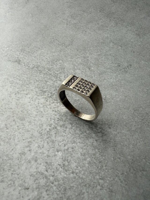 【103】洗練と意志 – ホワイトストーンのヴィンテージリング | iichi 日々の暮らしを心地よくするハンドメイドやアンティークのマーケットプレイス