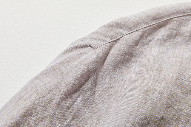 上品な着こなしに♪ リネン100% バンドカラーシャツ リネンブラウス 半袖シャツ 紫がかった灰色 250509-2 | iichi 日々の暮らしを心地よくするハンドメイドやアンティークの ...