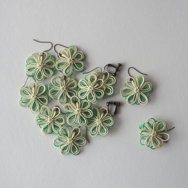 ピアス「ほのめいた葉には」 | iichi 日々の暮らしを心地よくするハンドメイドやアンティークのマーケットプレイス