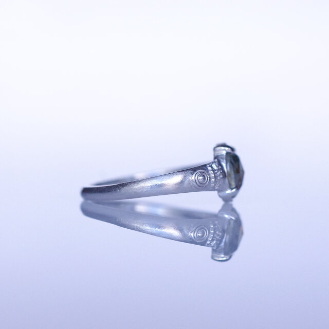 モンタナサファイア＆ダイヤ PT900リング FATA(ファタ）[F013] | iichi 日々の暮らしを心地よくするハンドメイドやアンティークのマーケットプレイス