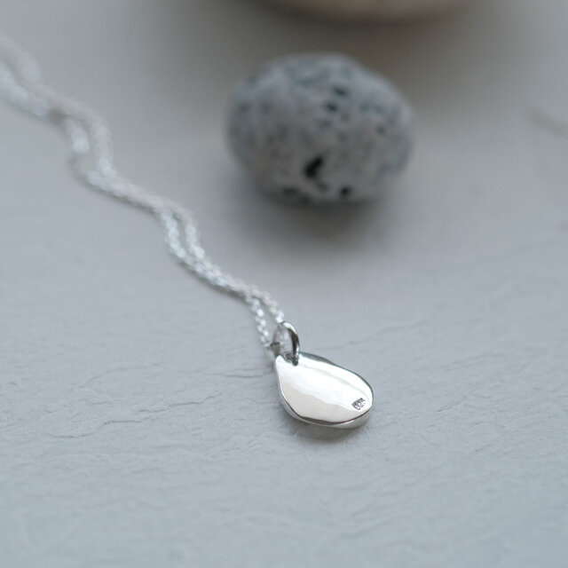 クレーター テクスチャー ネックレス シルバー925 | iichi 日々の暮らしを心地よくするハンドメイドやアンティークのマーケットプレイス