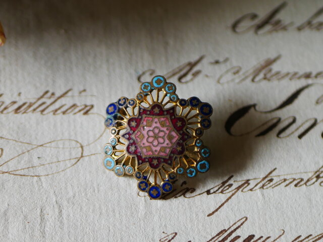 ナポレオン三世 エナメル絵付け アンティークブローチ フランスアンティーク | iichi 日々の暮らしを心地よくするハンドメイドやアンティークのマーケットプレイス