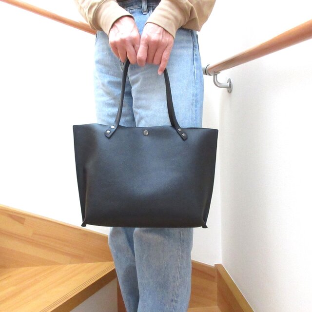 新仕様♪B5サイズ対応《牛革》外マチ・ミディアム・トート・ブラックシュリンク・0593 | iichi 日々の暮らしを心地よくするハンドメイドやアンティークのマーケットプレイス