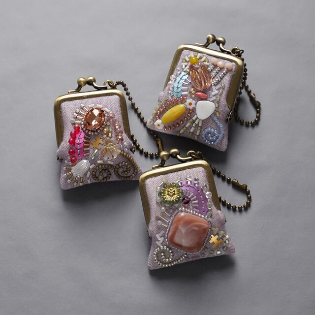 ネックレスにも、バッグチャームにも、小さな小さなビーズ刺繍のがま口 64 パープル ガーゼ アクセサリーケース | iichi 日々の暮らしを心地よくするハンドメイドやアンティークのマーケットプレイス