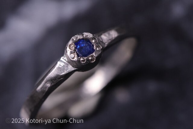 【小鳥屋ジュエリー】トシッタさんのスリランカ産ロイヤルブルーサファイア・Pt900リング【天青】 | iichi 日々の暮らしを心地よくするハンドメイドやアンティークのマーケットプレイス