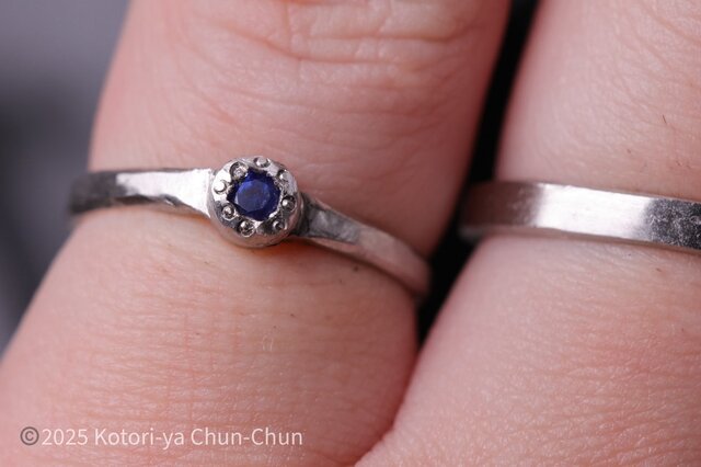 【小鳥屋ジュエリー】トシッタさんのスリランカ産ロイヤルブルーサファイア・Pt900リング【天青】 | iichi 日々の暮らしを心地よくするハンドメイドやアンティークのマーケットプレイス