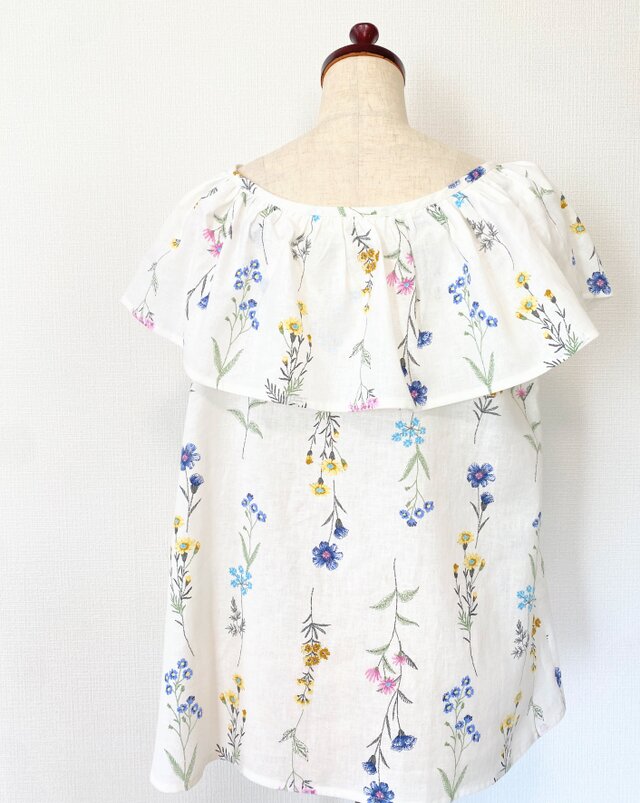 【70％OFF★期間限定セール】刺繍調＊ナチュラル押し花柄＊大人のフリルブラウス＊国産コットンリネン綿麻＊スノーホワイト | iichi 日々の暮らしを心地よくするハンドメイドやアンティークの ...