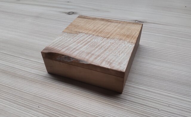 楓の小箱 杢有り | iichi 日々の暮らしを心地よくするハンドメイドやアンティークのマーケットプレイス