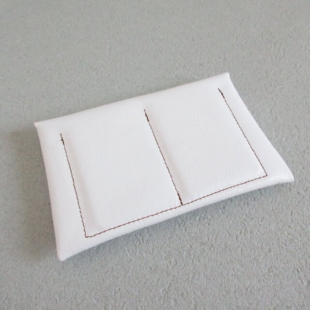 《ゴートスキン》一枚革の通帳ケース・ホワイトシュリンク・カードポケット付き・0155 | iichi 日々の暮らしを心地よくするハンドメイドやアンティークのマーケットプレイス