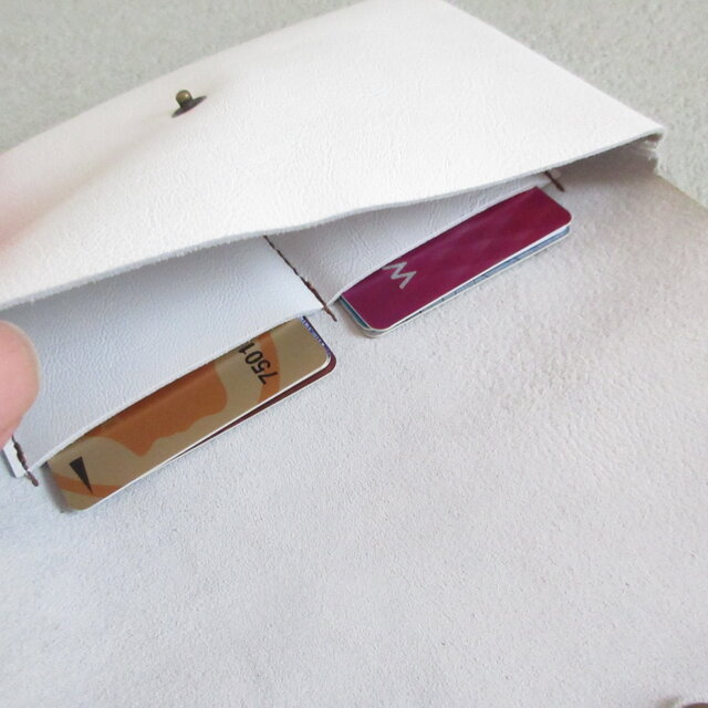 《ゴートスキン》一枚革の通帳ケース・ホワイトシュリンク・カードポケット付き・0155 | iichi 日々の暮らしを心地よくするハンドメイドやアンティークのマーケットプレイス