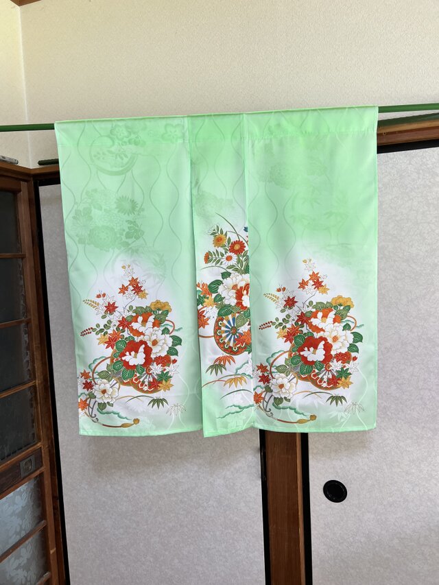 着物リメイク、暖簾グリーン、花柄横〜178–丈〜79! | iichi 日々の暮らしを心地よくするハンドメイドやアンティークのマーケットプレイス
