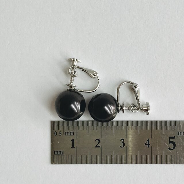 ガラスパールイヤリング/約12mm/マルーンブラック/made in japan | iichi 日々の暮らしを心地よくするハンドメイドやアンティークのマーケットプレイス