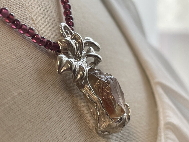 バラの花びらオレゴンサンストーン原石《セット》ネックレス | iichi 日々の暮らしを心地よくするハンドメイドやアンティークのマーケットプレイス