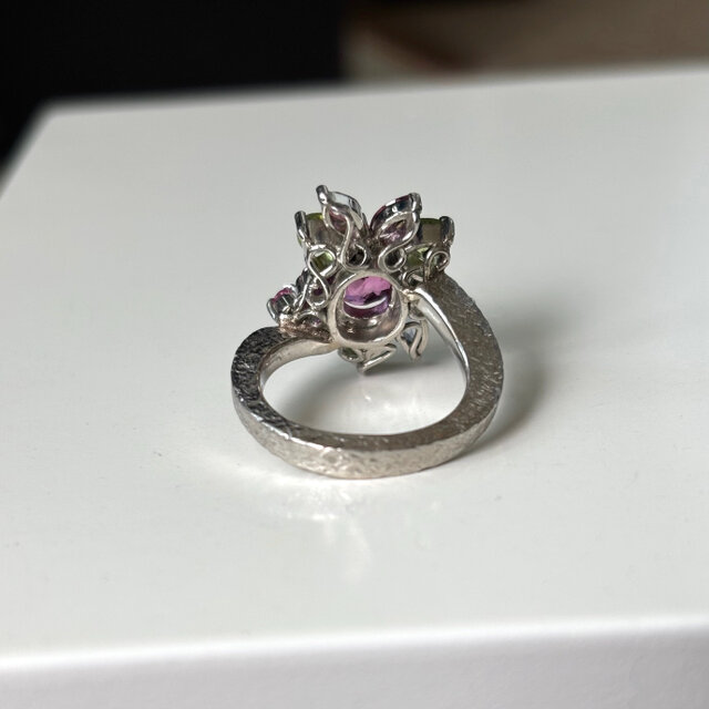 Pt900 ピンクサファイアと色石のブーケリング | iichi 日々の暮らしを心地よくするハンドメイドやアンティークのマーケットプレイス