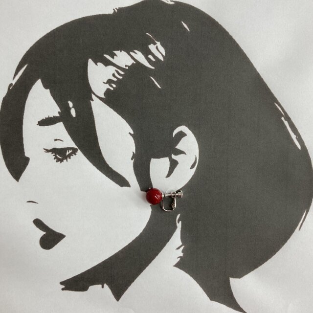 シェルビーズレッドイヤリング/約10mm/RED/made in japan | iichi 日々の暮らしを心地よくするハンドメイドやアンティークのマーケットプレイス