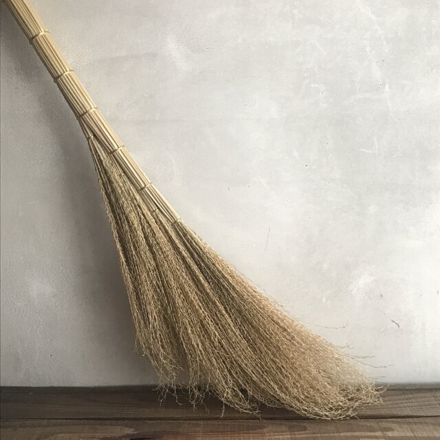 茅のホウキ 250523＃02 | iichi 日々の暮らしを心地よくするハンドメイドやアンティークのマーケットプレイス
