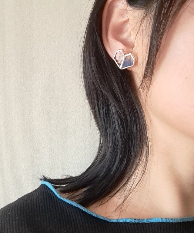 Heart petal Pierce/ white aurora | iichi 日々の暮らしを心地よくするハンドメイドやアンティークのマーケットプレイス