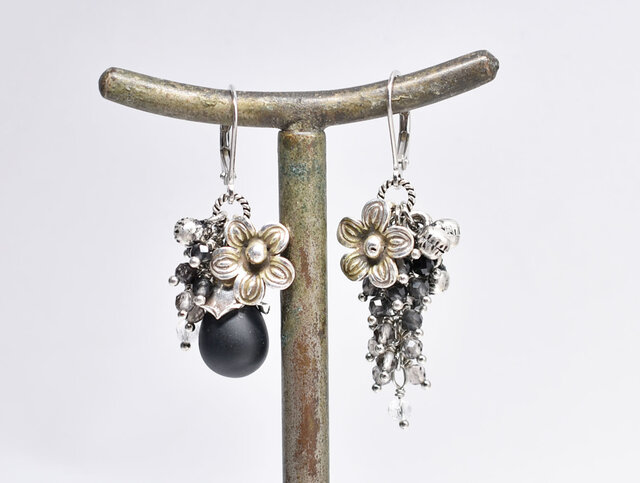 漆黒ウエディングビーズとたわわなスモーキークォーツ、お花カレンシルバーと小さな鈴のアンシメトリーピアス | iichi 日々の暮らしを心地よくするハンドメイドやアンティークのマーケットプレイス
