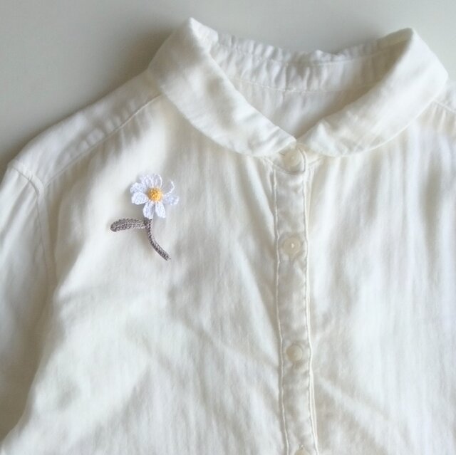 お花の編みブローチ デイジー グレー | iichi 日々の暮らしを心地よくするハンドメイドやアンティークのマーケットプレイス