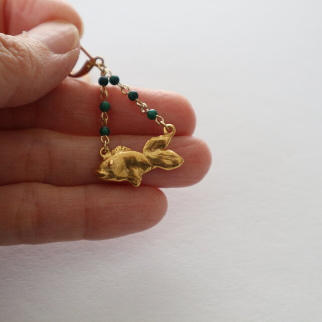 緑の瞳をもつ魚のピアス（イヤリング） | iichi 日々の暮らしを心地よくするハンドメイドやアンティークのマーケットプレイス