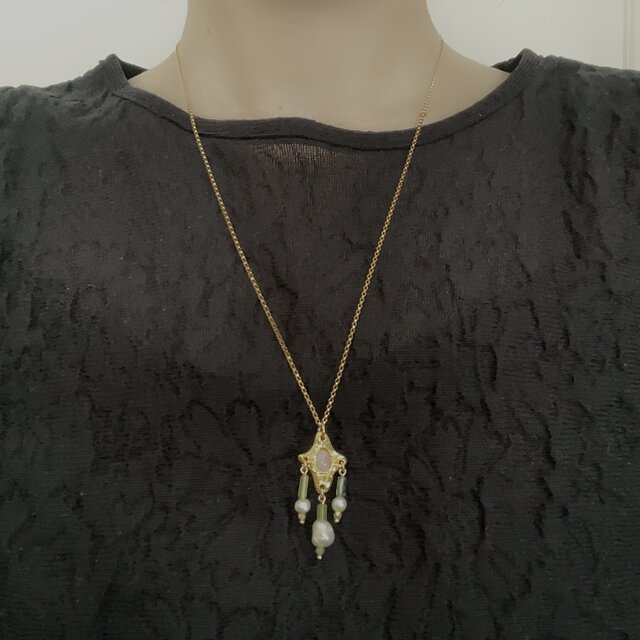 木漏れ日でゆれる花のネックレス | iichi 日々の暮らしを心地よくするハンドメイドやアンティークのマーケットプレイス