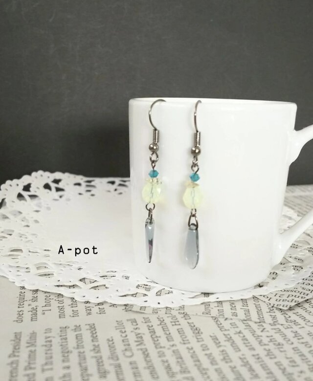 BL118 インディゴスワロフスキーとスモーキークォーツと淡いレモンのピアス（パーツ変更可能） | iichi 日々の暮らしを心地よくするハンドメイドやアンティークのマーケットプレイス