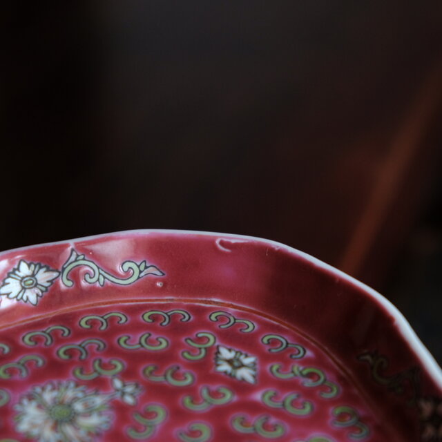 花唐草と漢字と蝙蝠 中国景徳鎮 色絵平皿プレート 煎茶茶器 チャイナレトロ シノワズリ インテリア 小物置き | iichi 日々の暮らしを心地よくするハンドメイドやアンティークのマーケットプレイス