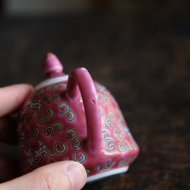 花唐草と蝙蝠 中国景徳鎮 色絵小ぶり急須 煎茶茶器 チャイナレトロ シノワズリ インテリア オブジェ | iichi 日々の暮らしを心地よくするハンドメイドやアンティークのマーケットプレイス