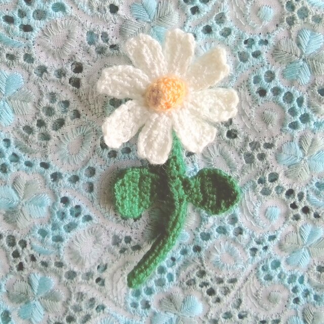 お花のかぎ針編みブローチ デイジー 二葉 グリーン | iichi 日々の暮らしを心地よくするハンドメイドやアンティークのマーケットプレイス