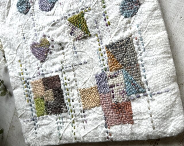 ダーニング刺しゅうの巾着袋 | iichi 日々の暮らしを心地よくするハンドメイドやアンティークのマーケットプレイス