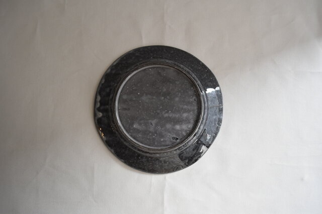 ワイドリム23丸皿黒土ムラサキ貫入 | iichi 日々の暮らしを心地よくするハンドメイドやアンティークのマーケットプレイス