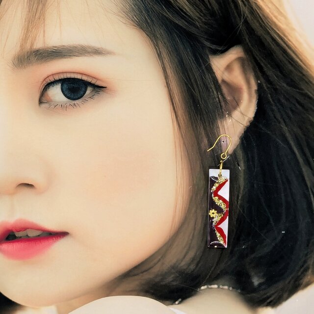 赤漆とゴールドラメの流れる短冊のピアス イヤリング 【2207】ピアス 和 伝統工芸 #シェルのコピー | iichi 日々の暮らしを心地よくするハンドメイドやアンティークのマーケットプレイス