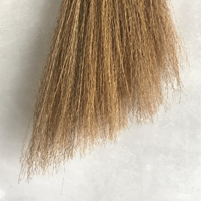 茅のホウキ 250529＃01 | iichi 日々の暮らしを心地よくするハンドメイドやアンティークのマーケットプレイス