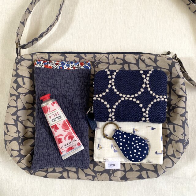 ラウンドショルダーバッグ＊刺繍ショルダーバッグmori navy | iichi 日々の暮らしを心地よくするハンドメイドやアンティークのマーケットプレイス