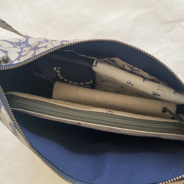 ラウンドショルダーバッグ＊刺繍ショルダーバッグmori navy | iichi 日々の暮らしを心地よくするハンドメイドやアンティークのマーケットプレイス