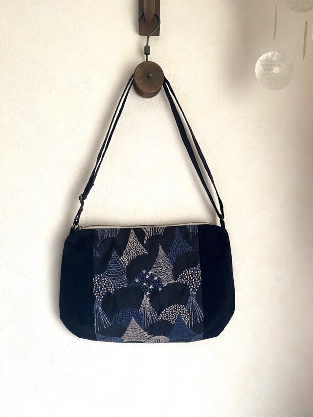ラウンドショルダーバッグ＊刺繍ショルダーバッグmori navy | iichi 日々の暮らしを心地よくするハンドメイドやアンティークのマーケットプレイス