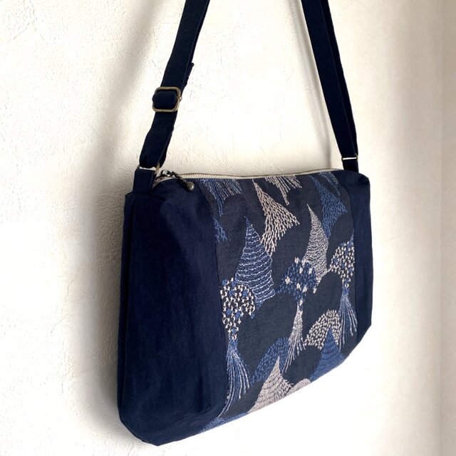 ラウンドショルダーバッグ＊刺繍ショルダーバッグmori navy | iichi 日々の暮らしを心地よくするハンドメイドやアンティークのマーケットプレイス