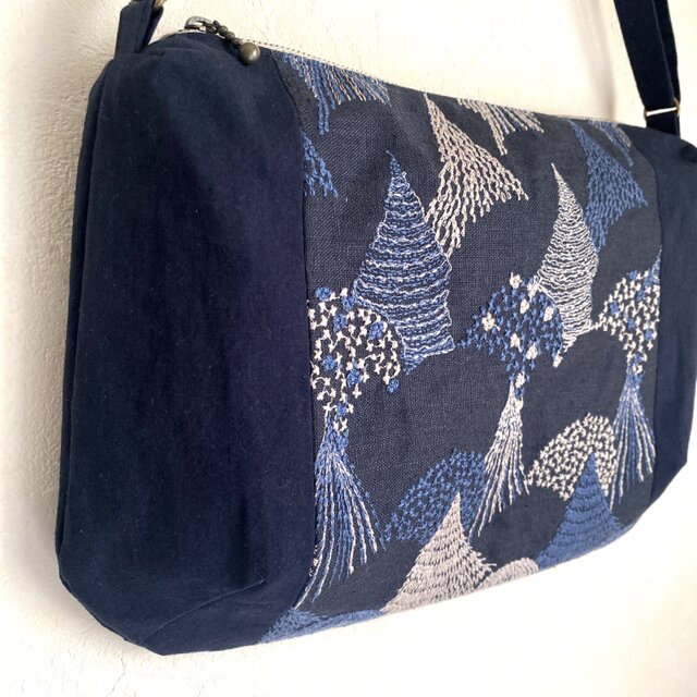 ラウンドショルダーバッグ＊刺繍ショルダーバッグmori navy | iichi 日々の暮らしを心地よくするハンドメイドやアンティークのマーケットプレイス
