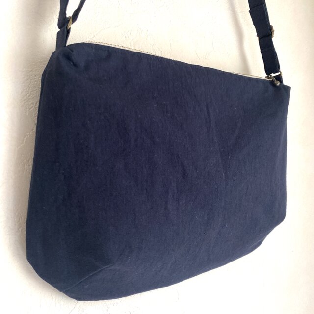 ラウンドショルダーバッグ＊刺繍ショルダーバッグmori navy | iichi 日々の暮らしを心地よくするハンドメイドやアンティークのマーケットプレイス