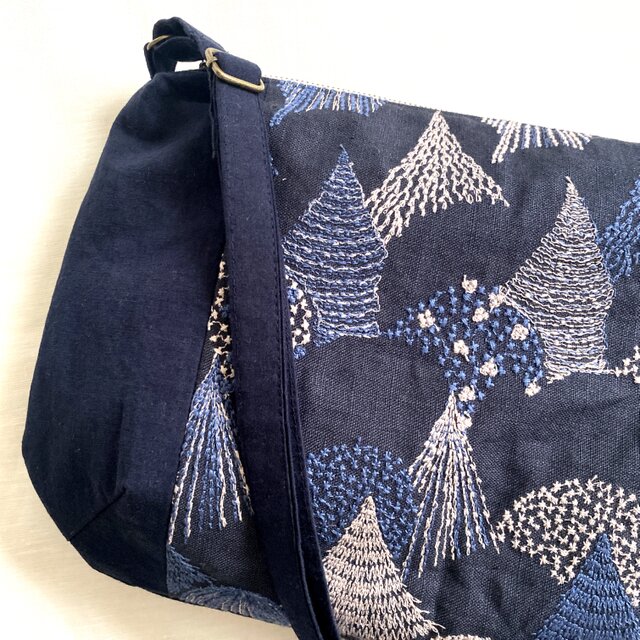 ラウンドショルダーバッグ＊刺繍ショルダーバッグmori navy | iichi 日々の暮らしを心地よくするハンドメイドやアンティークのマーケットプレイス