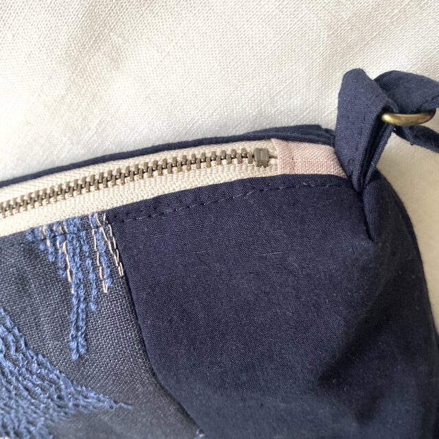 ラウンドショルダーバッグ＊刺繍ショルダーバッグmori navy | iichi 日々の暮らしを心地よくするハンドメイドやアンティークのマーケットプレイス