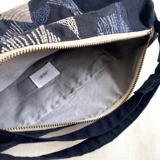 ラウンドショルダーバッグ＊刺繍ショルダーバッグmori navy | iichi 日々の暮らしを心地よくするハンドメイドやアンティークのマーケットプレイス