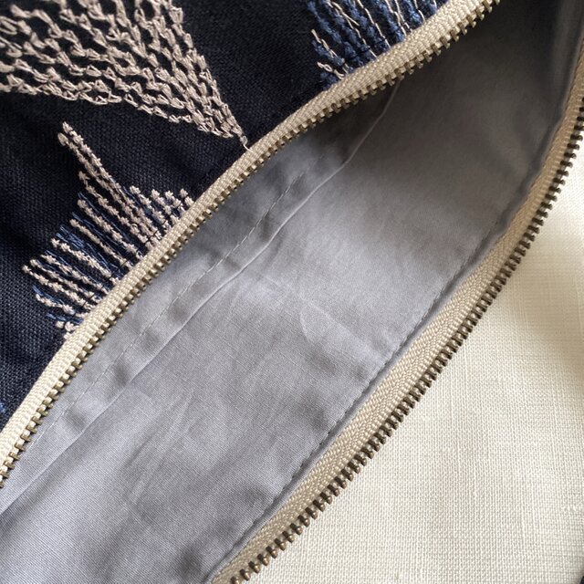 ラウンドショルダーバッグ＊刺繍ショルダーバッグmori navy | iichi 日々の暮らしを心地よくするハンドメイドやアンティークのマーケットプレイス